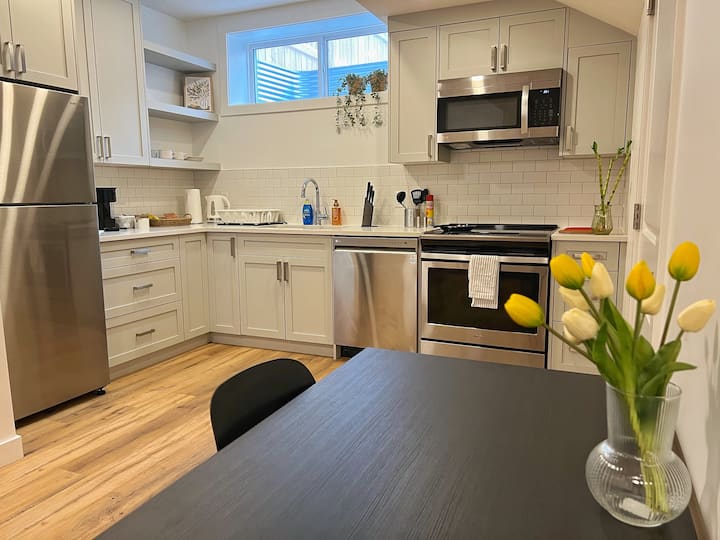 Inviting, Cozy & Ideally Located Basement Suite - Canada