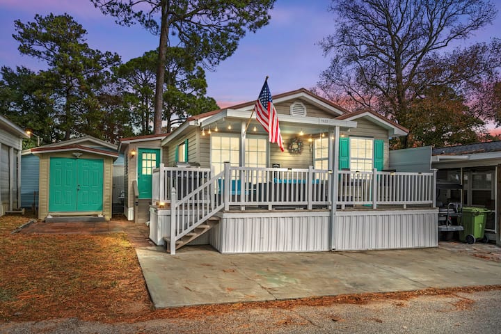 Peaceful Cottage W/ Porch & Beach Access - Surfside Beach, SC
