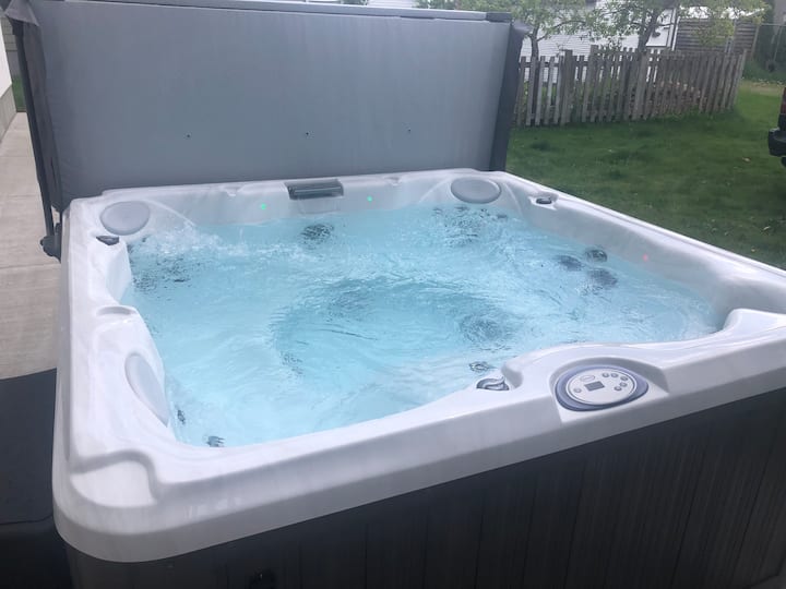 Powderhounds Lower 2 Bdrm Luxury Downtown Revy - Revelstoke