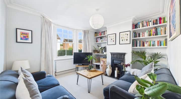 Charming Victorian Cottage In Horsell, Surrey - Woking