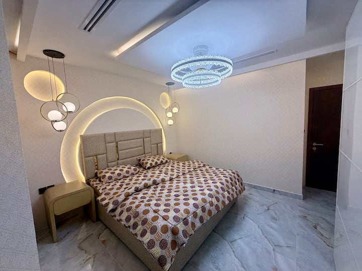 Modern 2bhk City Retreat - Fully Furnished. - 아지만