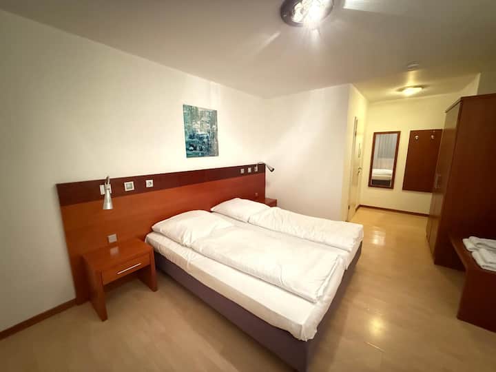 Central Hotel With Persian Restaurant - Köln