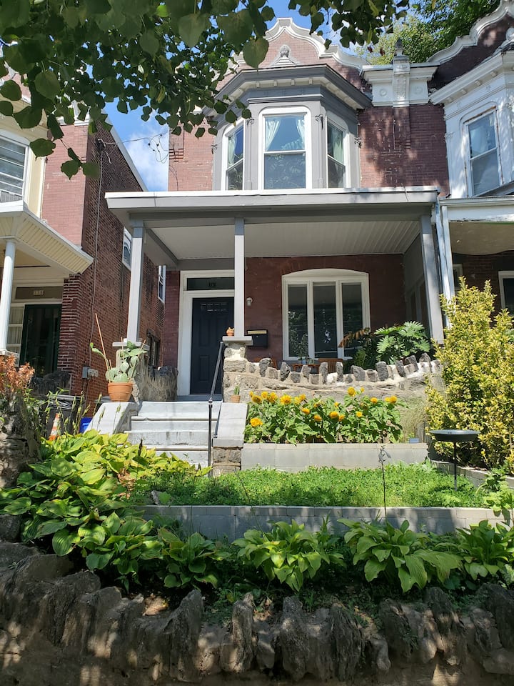 Peaceful Garden Haven - Chestnut Hill, PA