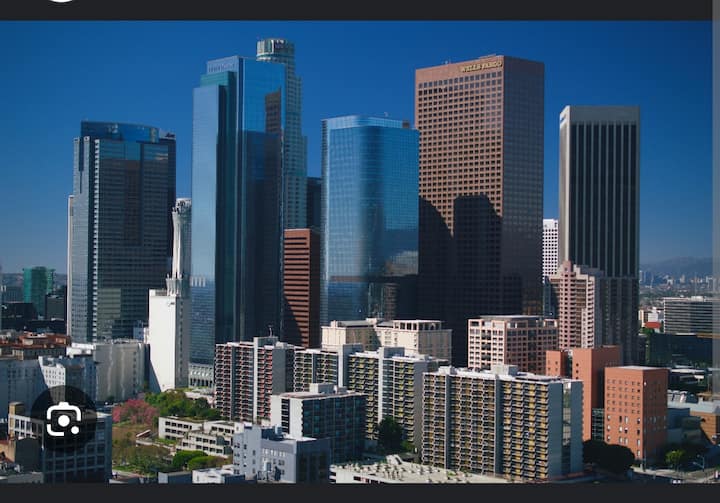 Central 2br Getaway Balcony & Rooftop Pool Access - Harvard Park - Los Angeles