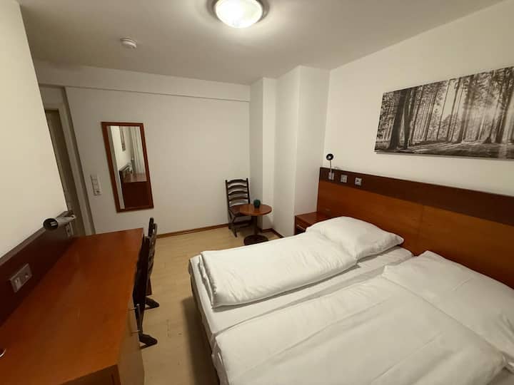 Central Hotel With Persian Restaurant - Köln