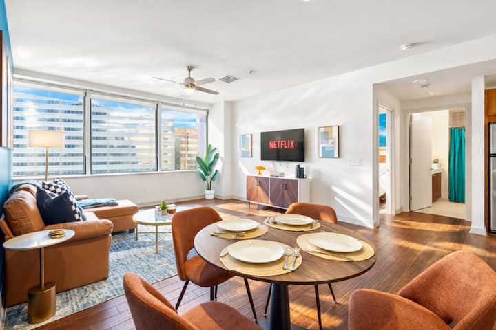 28th Floor Views | Free Parking | King Bed | Pool - Dallas, TX