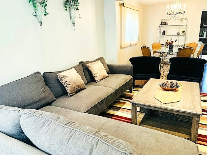 Spacious 4-bedroom House Square One - Mississauga