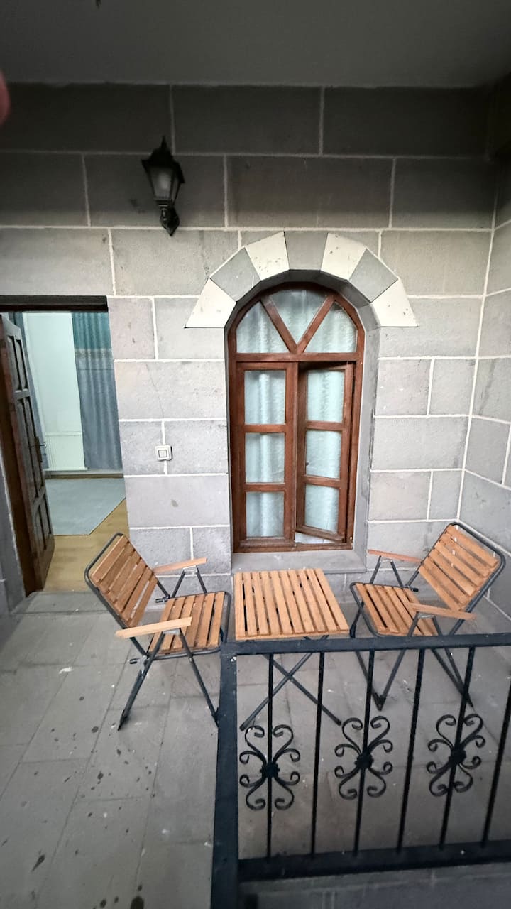 Otantik Avlulu Taş Konak,merkezin Tam Içinde! - Diyarbakır