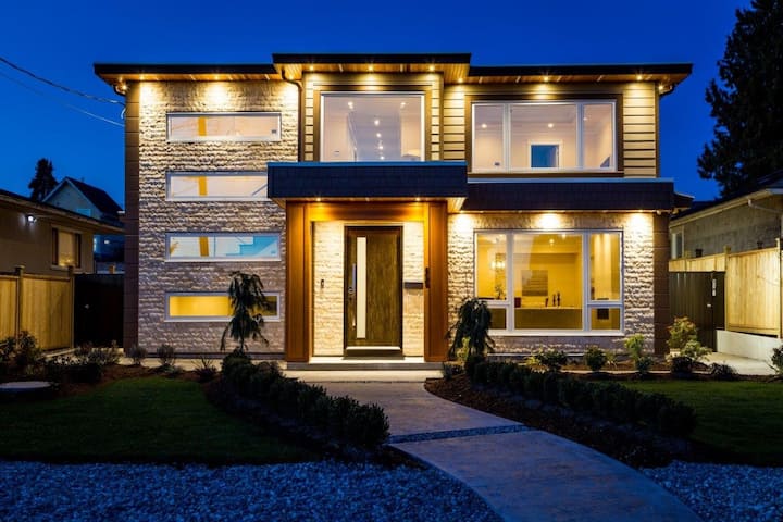 Modern Private Suite Near Lonsdale Quay - North Vancouver