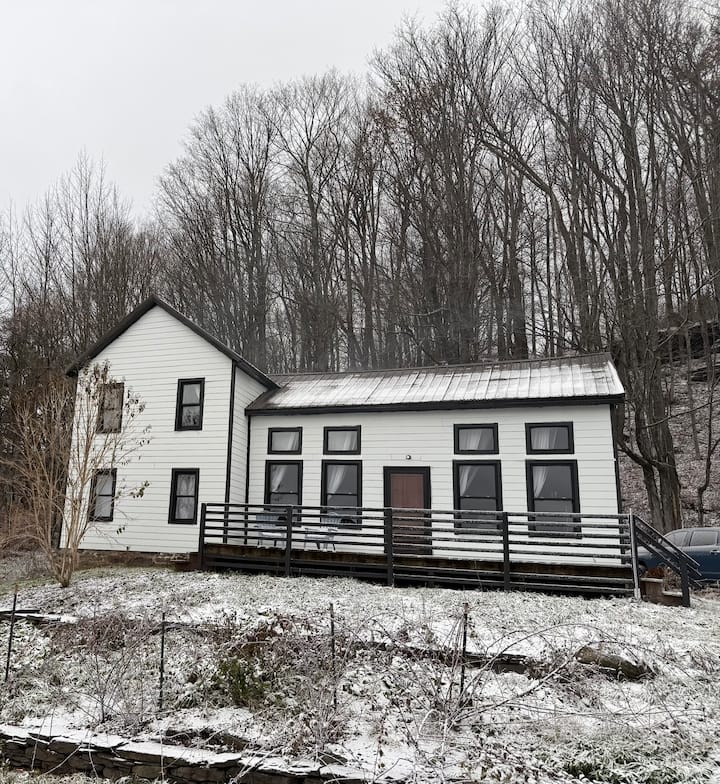 The Roamer's Roost - Farmhouse On 20 Acres! - Hobart