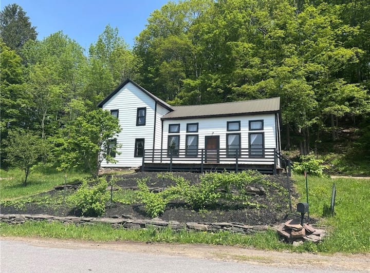 The Roamer's Roost - Farmhouse On 20 Acres! - Hobart