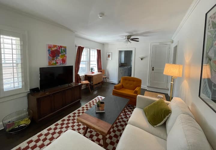 Trendy Mid-century Bungalow - Kansas City
