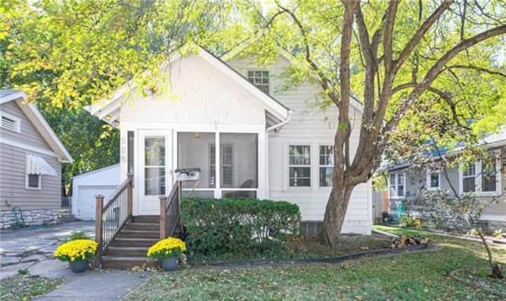 Trendy Mid-century Bungalow - Kansas City
