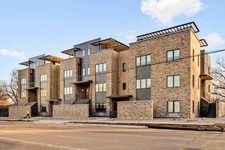 Urban Studio Retreat Minutes From Downtown - Lakewood, CO