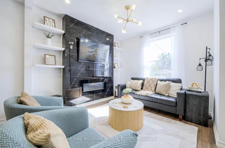 Spacious 5-bedroom Home W/ Free Parking - Peterborough, ON, Canada