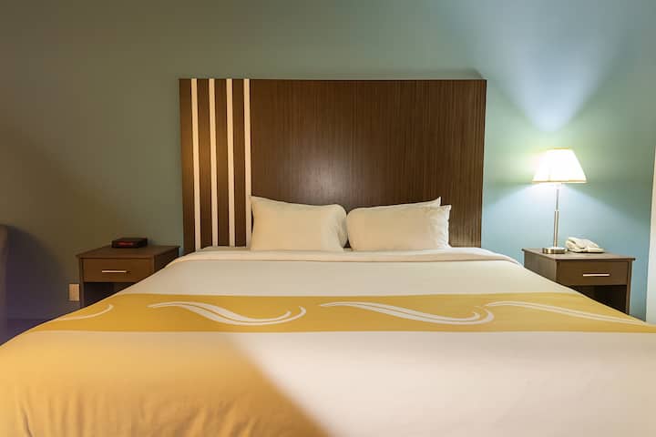 Queen With Pull Out Couch - Sarnia