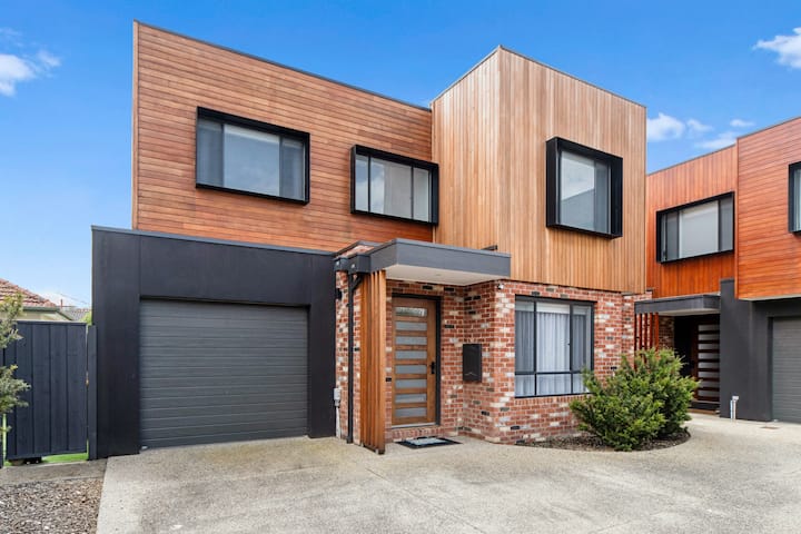 Chic Coastal Townhouse Walk To Beach & Dromana Hub - Dromana