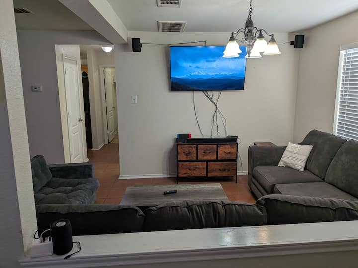 Candle Maker's Cove King Bed + Fiber + Grocery - Leander, TX