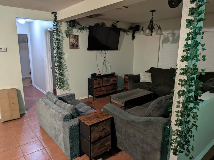 Candle Maker's Cove King Bed + Fiber + Grocery - Leander, TX