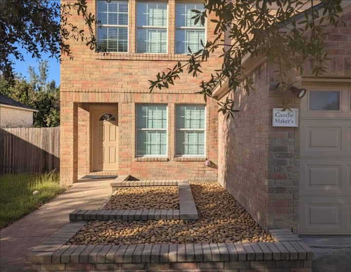 Candle Maker's Cove King Bed + Fiber + Grocery - Leander, TX