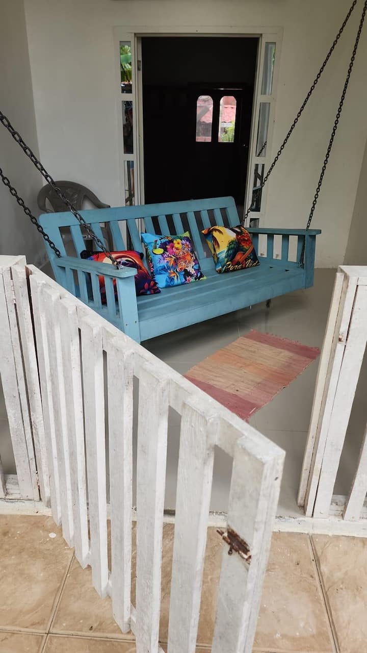 Relaxing Beach Home Steps From Beach Shore - Lívingston