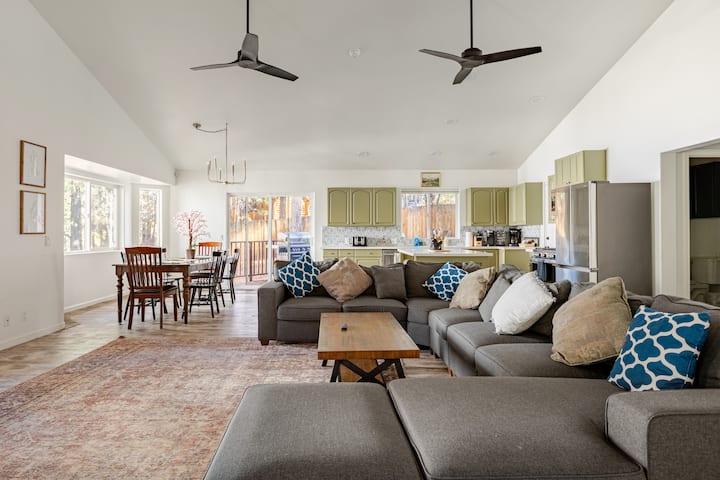 Walk To Snow Summit Cabin • Hot Tub • Arcade - Big Bear Lake, CA