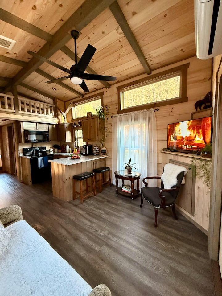 Cozy Rustic Tiny Home On 15 Acres With Creek - Tuckasegee, NC