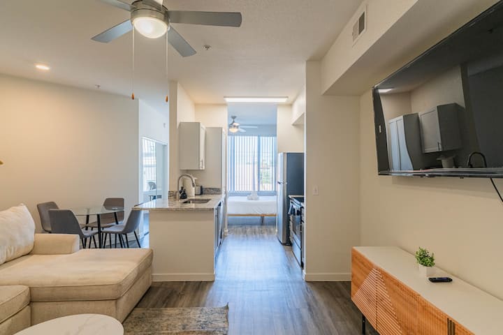 Upscale Studio | Pool, Gym & Lounge - Tempe, AZ