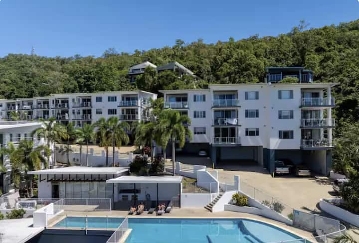 Airlie Beach Oasis: 2br + Balcony With Ocean Views - Airlie Beach
