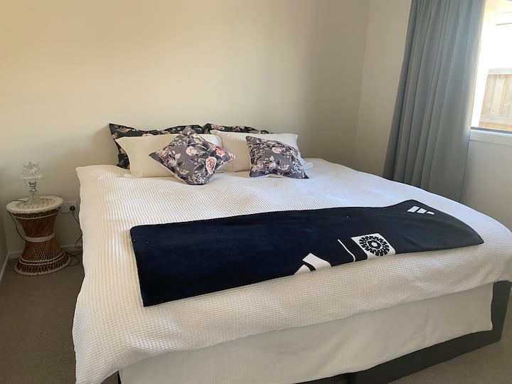 Summersfield Private Entrance & Bathroom - Richmond