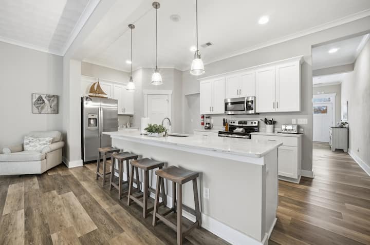 Stylish 4br Vibe Retreat – Pet -Ok! For Small Dogs - Virginia Beach, VA