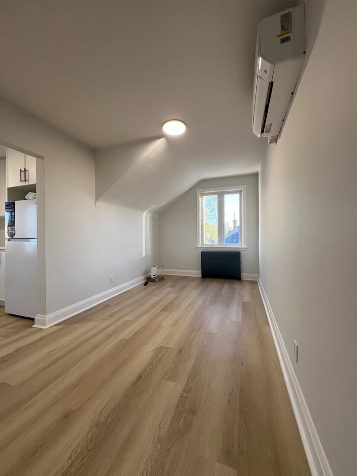 Modern 2 Bed Upper Unit W/ Patio & Parking - Hamilton, Canadá