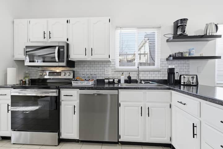 Cozy Living In The Vibrant Heart Of Fishers - Fishers, IN