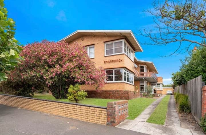 Historic Angarrack: Modern Living Off Pakington St - Geelong