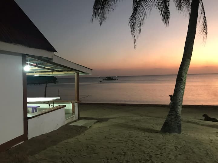 Beachfront Cottage With Airconditioned Room - Unisan