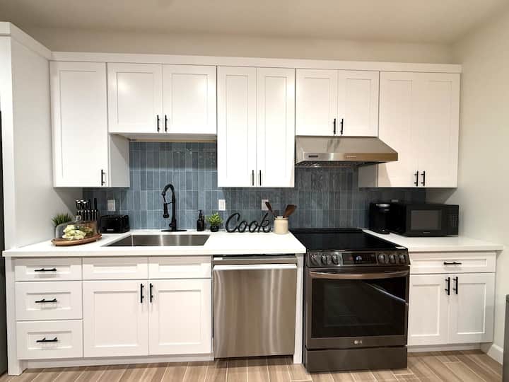 Cozy Charming 3b3ba Minnie Club Hut - Anaheim, CA