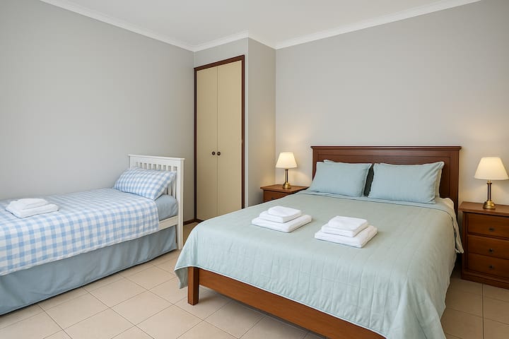 Family Room With A Queen & Single Bed In Wanneroo - Joondalup