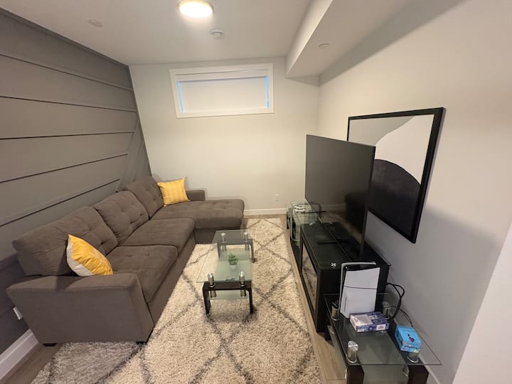 Hotchlair Private Suite With Kitchen & Living Area - Calgary