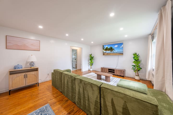 Hot Tub, Game Room & Parking | 30 Mins To Fifa - Staten Island, NY
