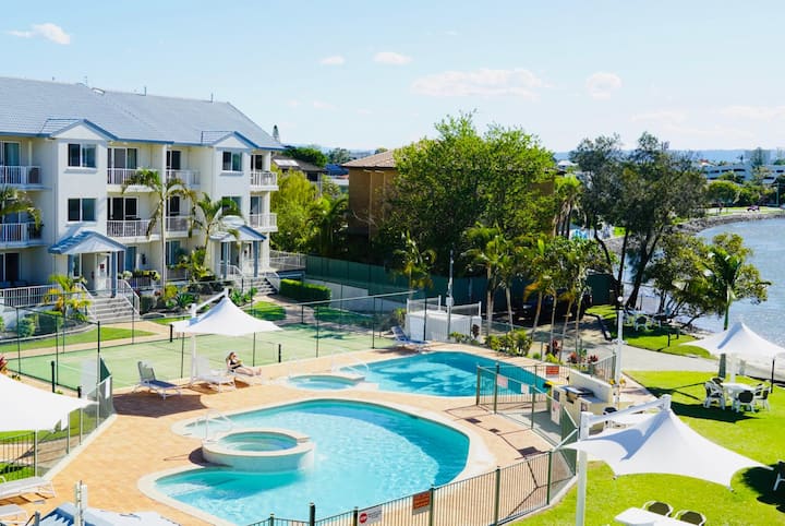Waterfront Two-bedroom Premium Apartment - Wet'n'Wild Gold Coast