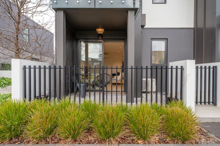 Cbd Style Meets Parkside Calm + Free Car Park - Lyttelton