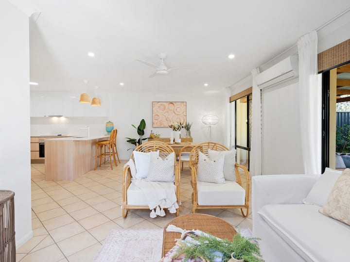 Boutique, Modern, Luxe Black Rocks Beauty - Pottsville