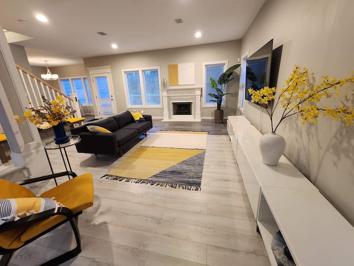 Large Modern Decor Home Perched High On Bull Mtn - Tigard, OR