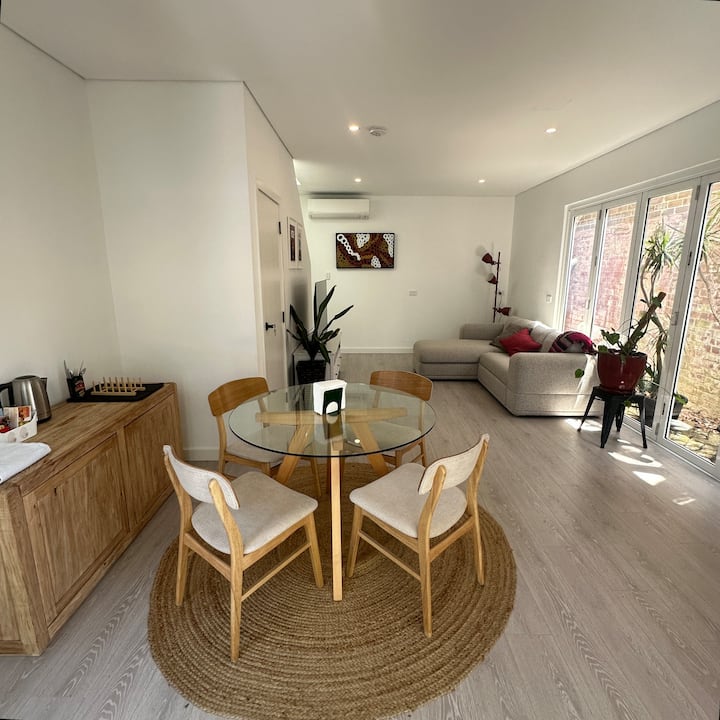 Spacious, Private Studio Near King St, Newtown - Burwood