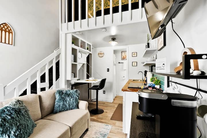 Tiny Escape + Modern Warmth + Free Parking - Raleigh, NC