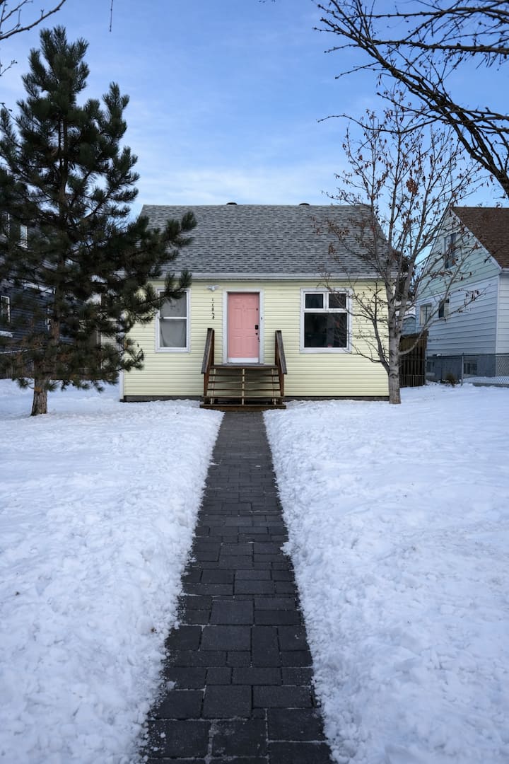 Willow & Wildflower Inn · Sleeps 8 · Group Getaway - Edmonton