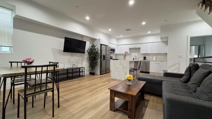 Stylish 3 Bedroom And 3 Bathrooms Home - Hollywood, CA
