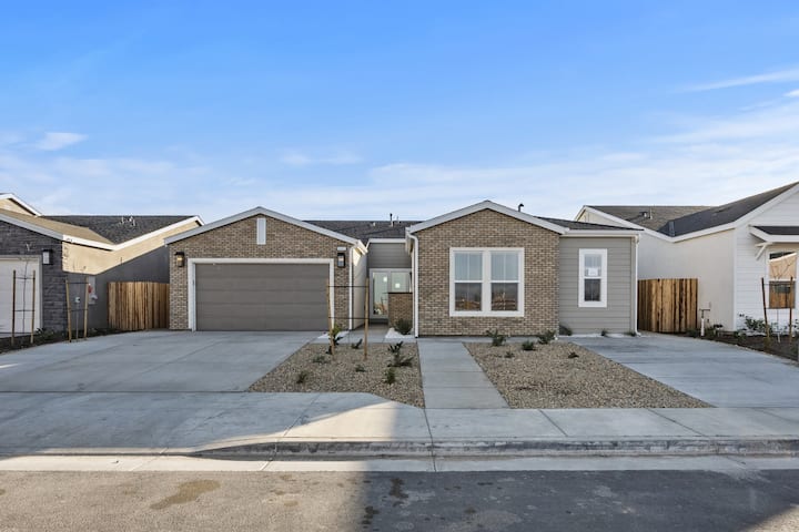 Spacious 3br Retreat With Big Kitchen + Yard - Bakersfield, CA