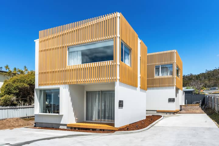 Little Bich Retreats - Aggots 02 - Bicheno