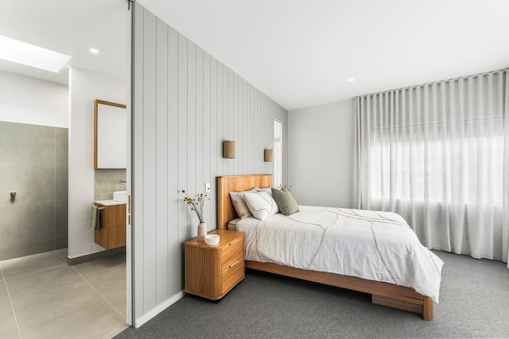 Little Bich Retreats - Governors 01 - Bicheno